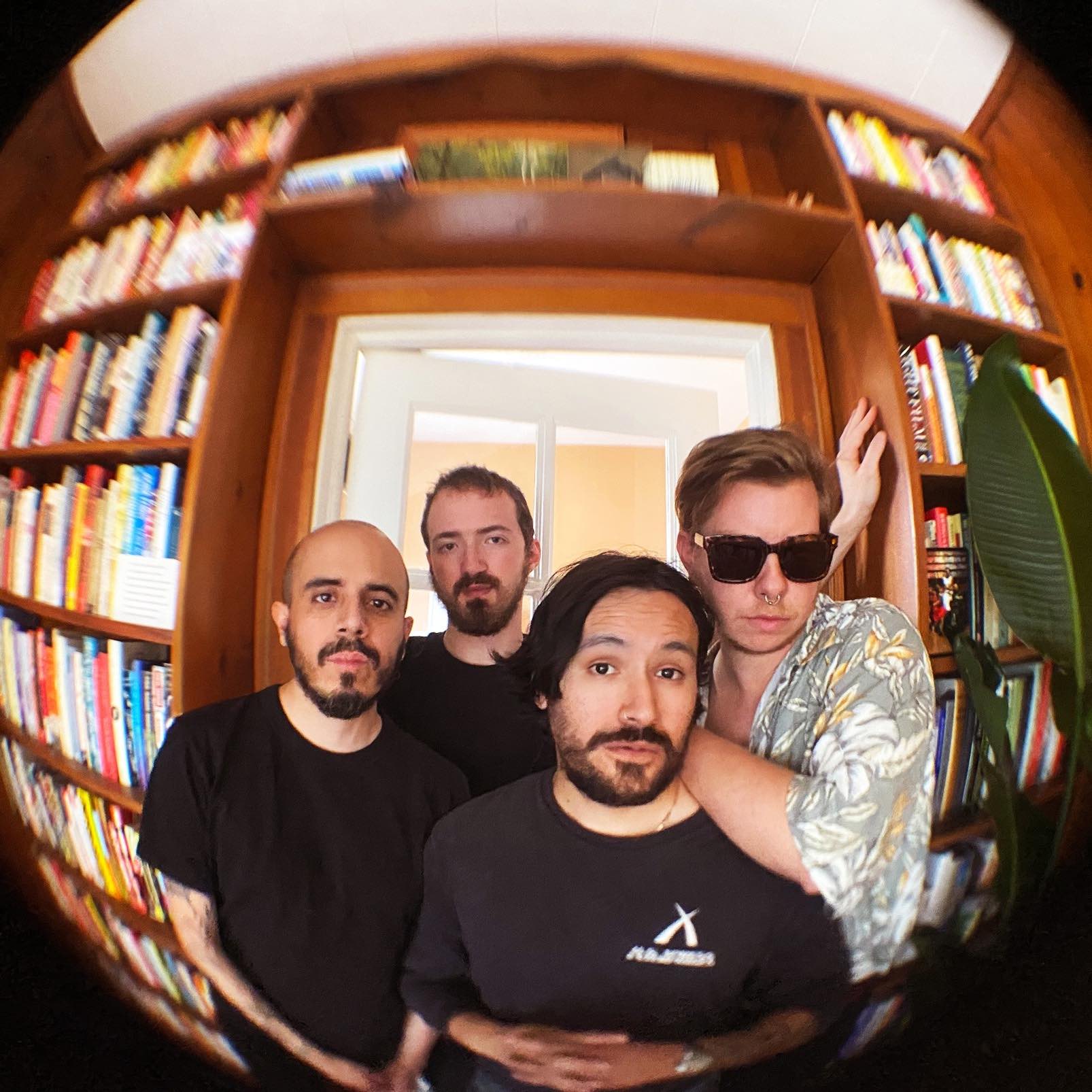 SIDE HUG - Reggies Chicago